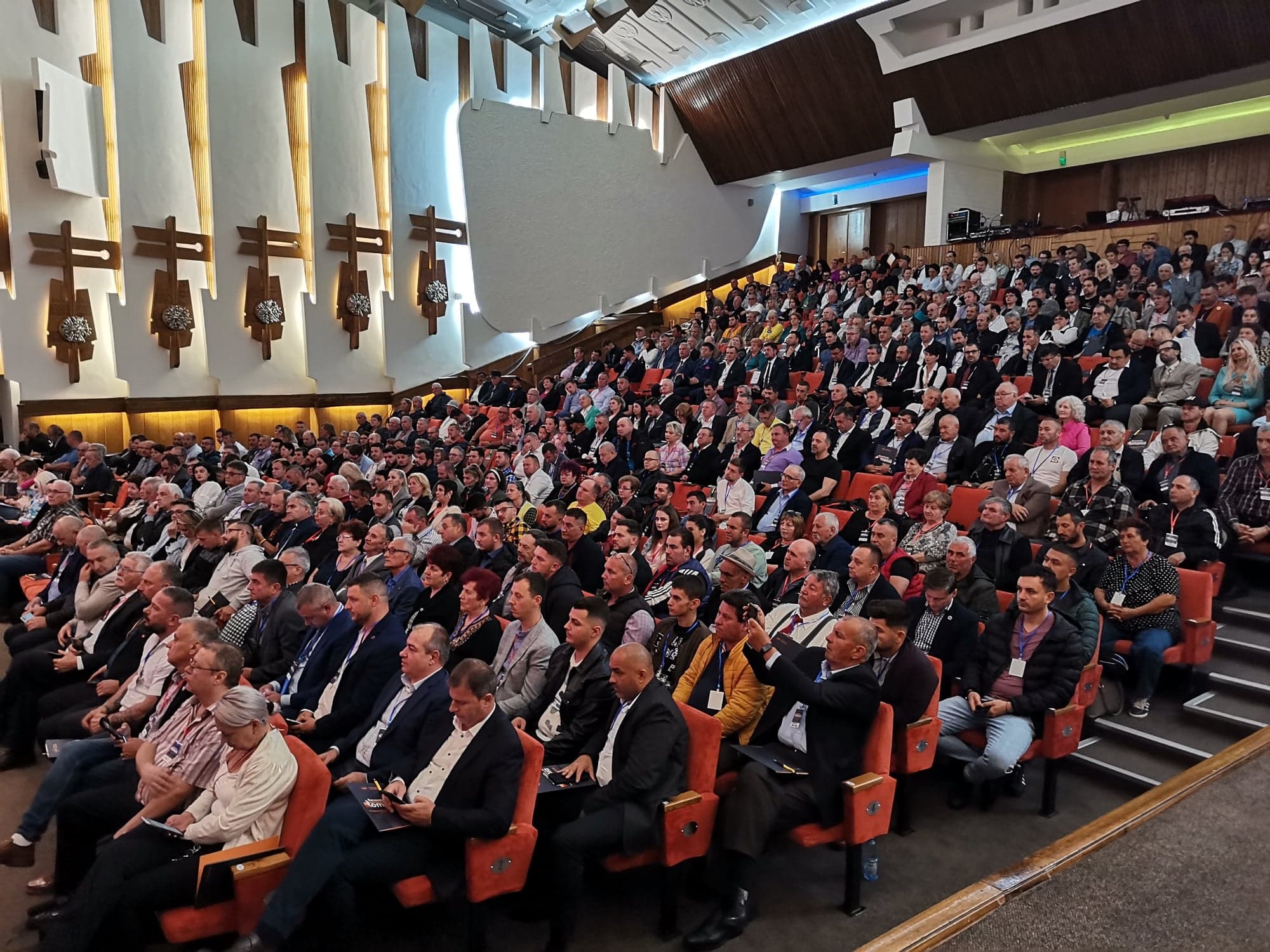 Din opoziție, partidul AUR și-a prezentat, la Deva, programul de ...