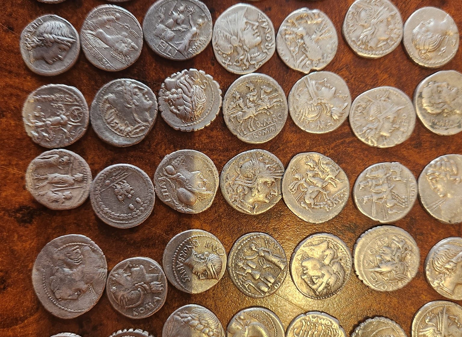 Tezaur impresionant descoperit în comuna Șoimuș. Peste 400 de monede de ...