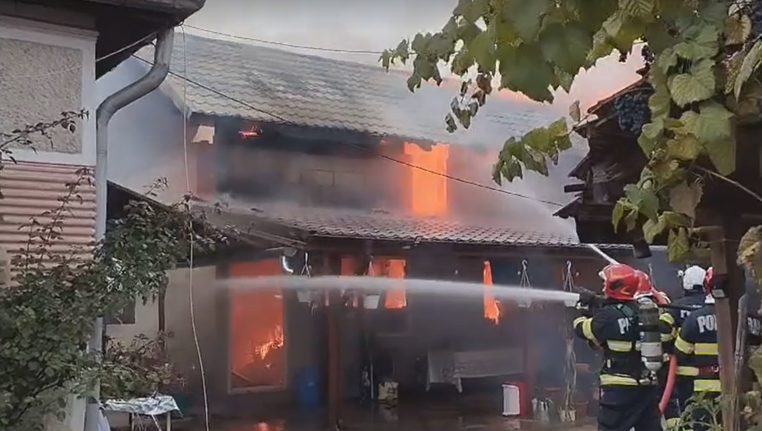 Incendiu puternic la o casă din Șoimuș. Întreaga locuință a fost ...